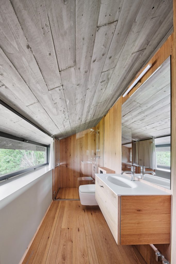 Amazing Glass Corridor Connects House to Underground Extension